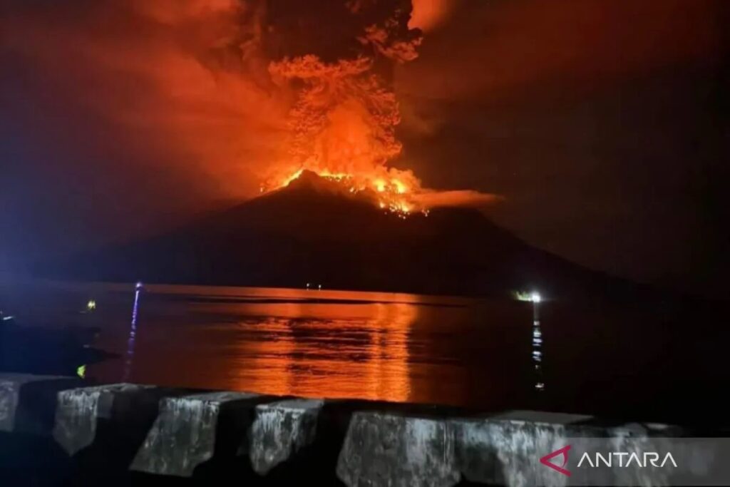 Massive Eruption Of Ruang Volcano In Indonesia Triggers Evacuations ...